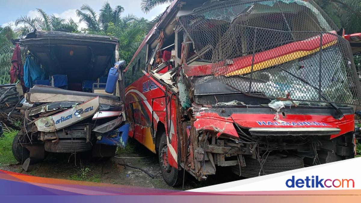 2 Bus Ringsek Usai Tabrakan di Labuhanbatu, 4 Luka-luka