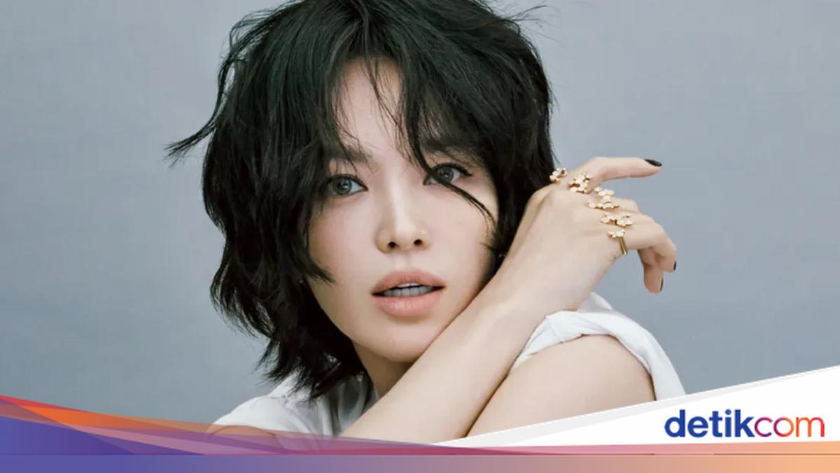 7 Gaya Edgy Song Hye Kyo Tampil Memukau dengan Rambut Semi Wolf Cut