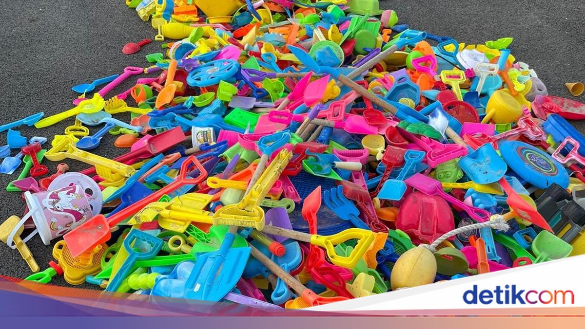 Sampah Mainan Plastik Menumpuk Usai Liburan Musim Panas
