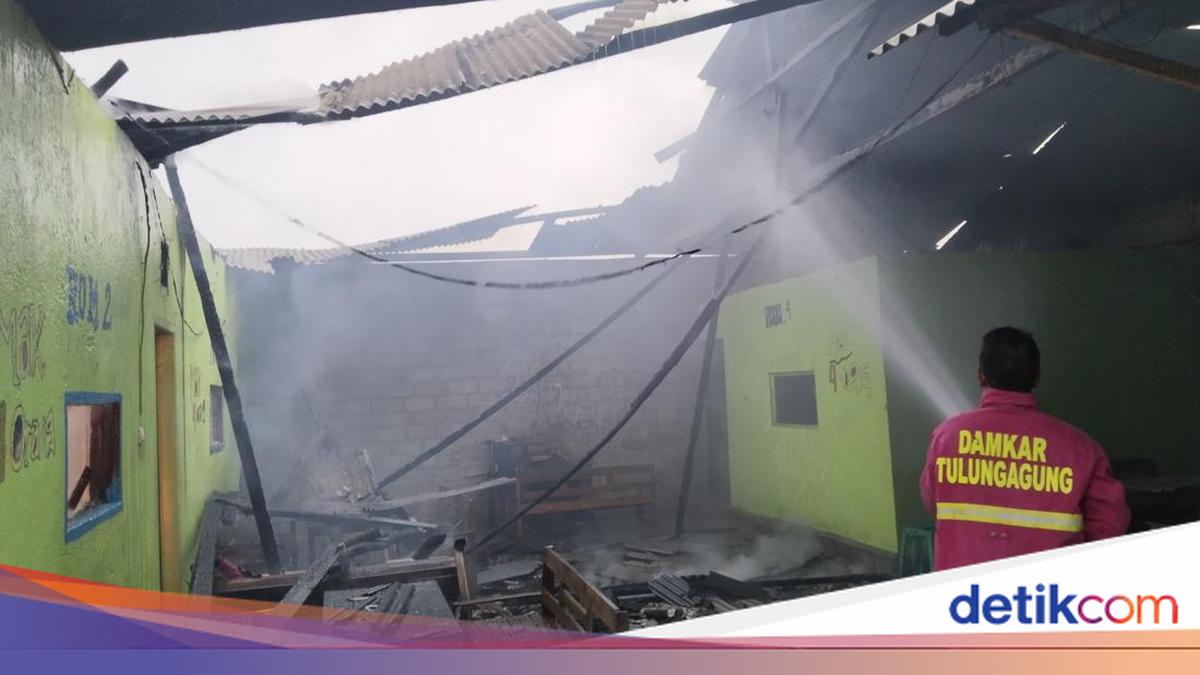 Bakar-bakar Sampah, Warkop Karaoke di Tulungagung Ludes Terbakar