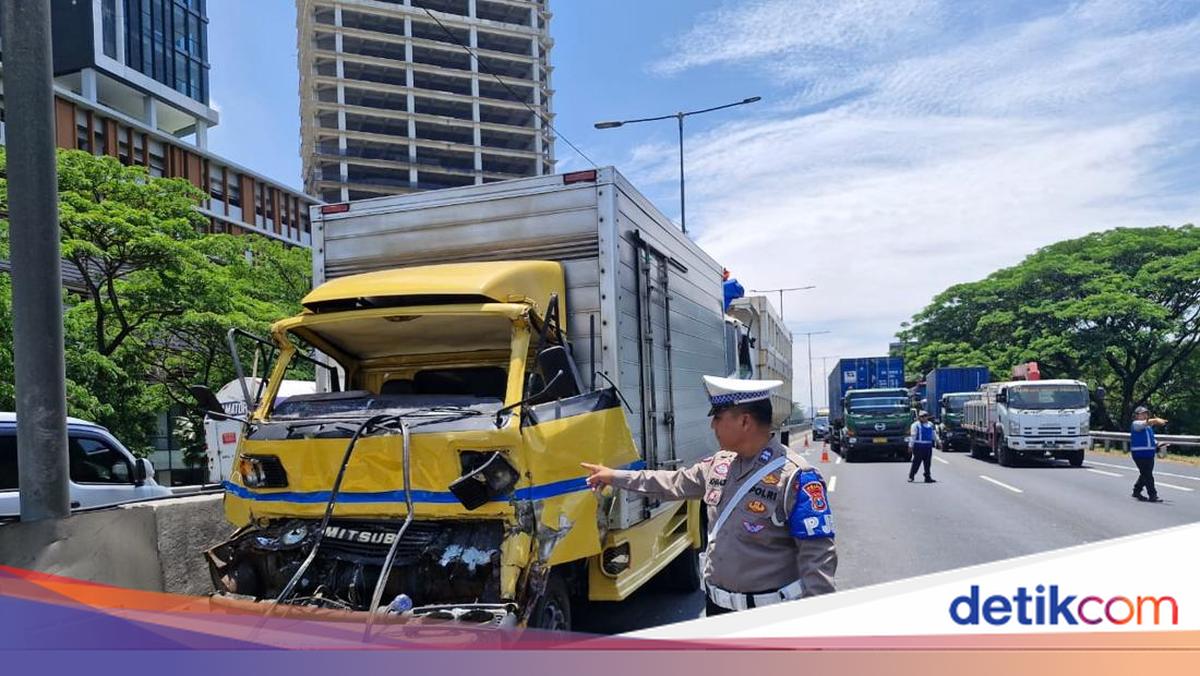 Laka Beruntun 5 Kendaraan di Tol Banyu Urip, 2 Orang Luka