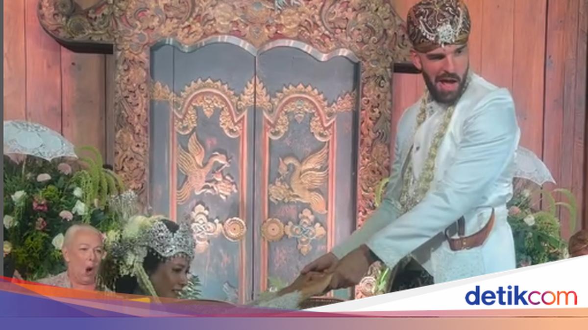 Viral! Pria Bule Nikah Adat Sunda, Reaksinya Jadi Sorotan
