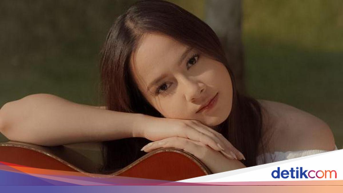 Pede Jadi Penyanyi, Barbie Arzetta Curhat Kisah LDR Lewat Debut Single