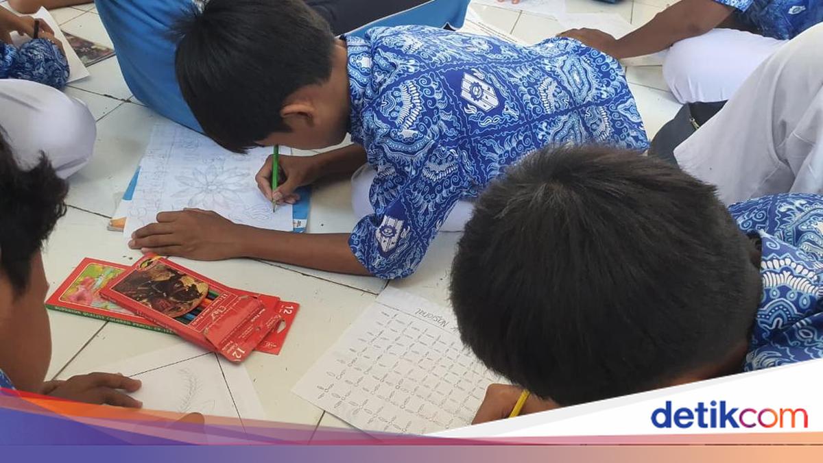 Peringati Hari Batik, Siswa SMP di Lamongan Bikin Motif dari Kalender Bekas