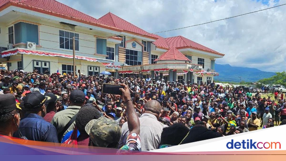 Duduk Perkara Tradisi Bakar Batu Ricuh Berujung Bupati-Wakapolres ...