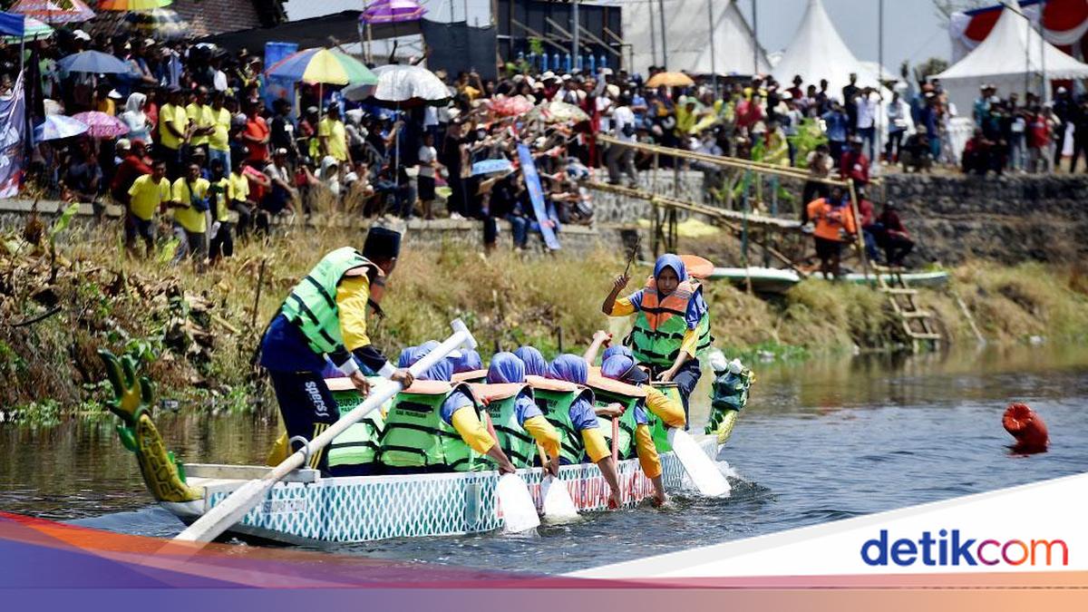 Meriahnya Festival Balap Perahu Dayung Naga di Sungai Pasuruan