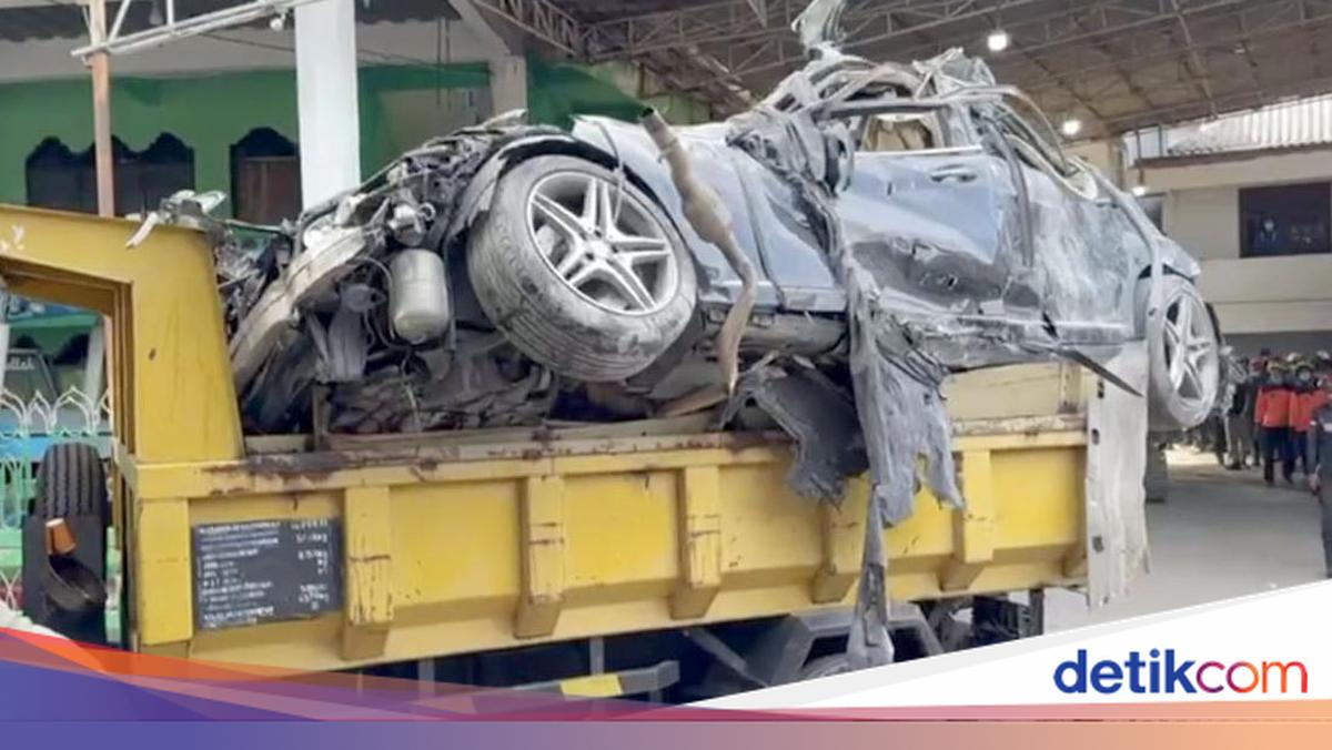 Evakuasi Reruntuhan Ponpes Al Khoziny Sidoarjo: Mobil Mercy Hancur