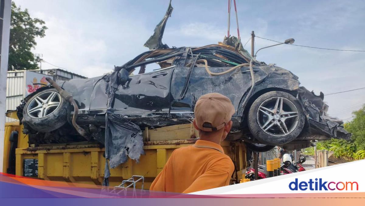 Mobil Mercy Dievakuasi dari Reruntuhan Ponpes di Sidoarjo