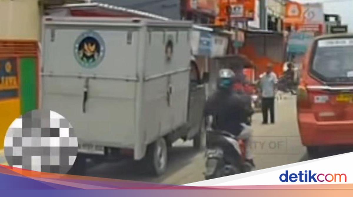 Mobil Boks Logo BGN Tabrak Motor Lawan Arah di Depok, Pemotor Luka-luka