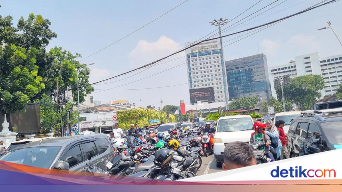 Lalin di Sejumlah Titik Arah Monas Macet Siang Ini