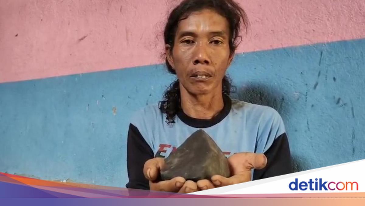 Detik-detik Batu Hitam Diduga Meteor Jatuh di Pekarangan Warga Tegal