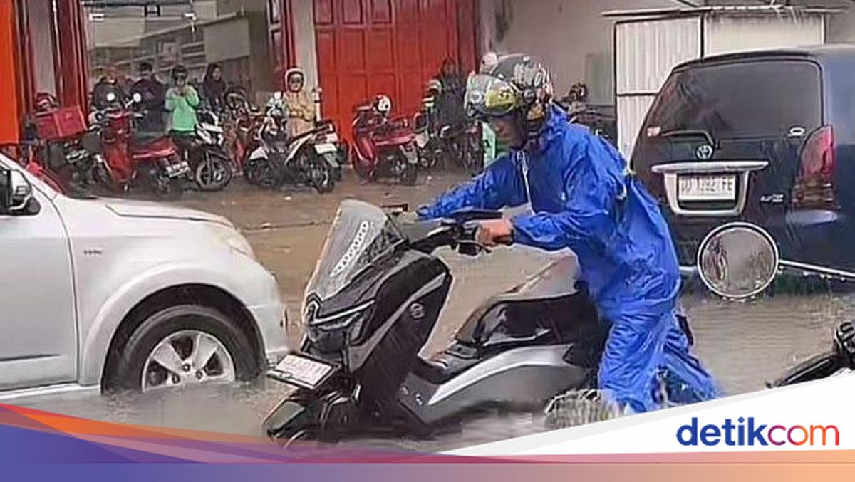 Jalan Sekitar Bundaran Samata Gowa Tergenang, Lalin Macet-Motor Mogok