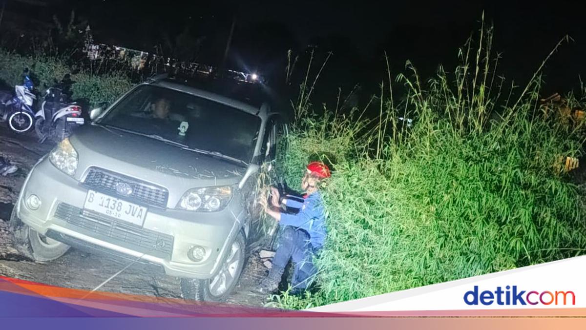 Mobil Terperosok ke Parit di Puncak Bogor, Damkar Evakuasi