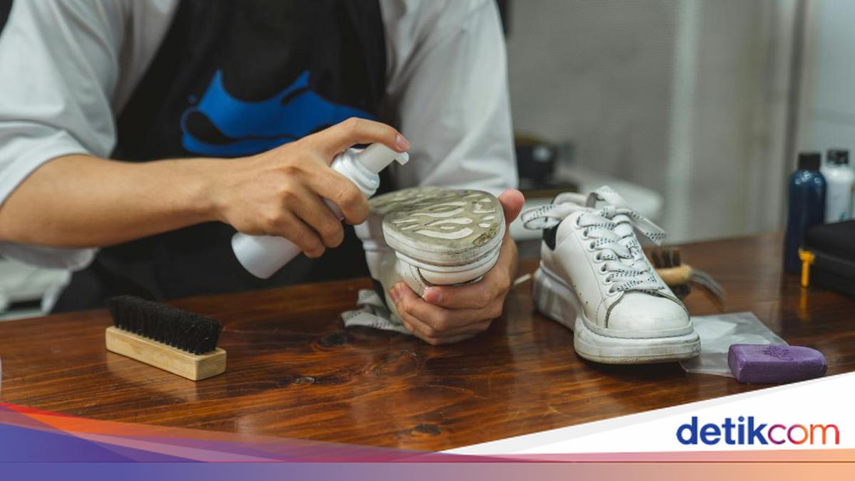 Cara Mencuci Sepatu yang Benar agar Tidak Bau, Warnanya Tak Pudar dan ...