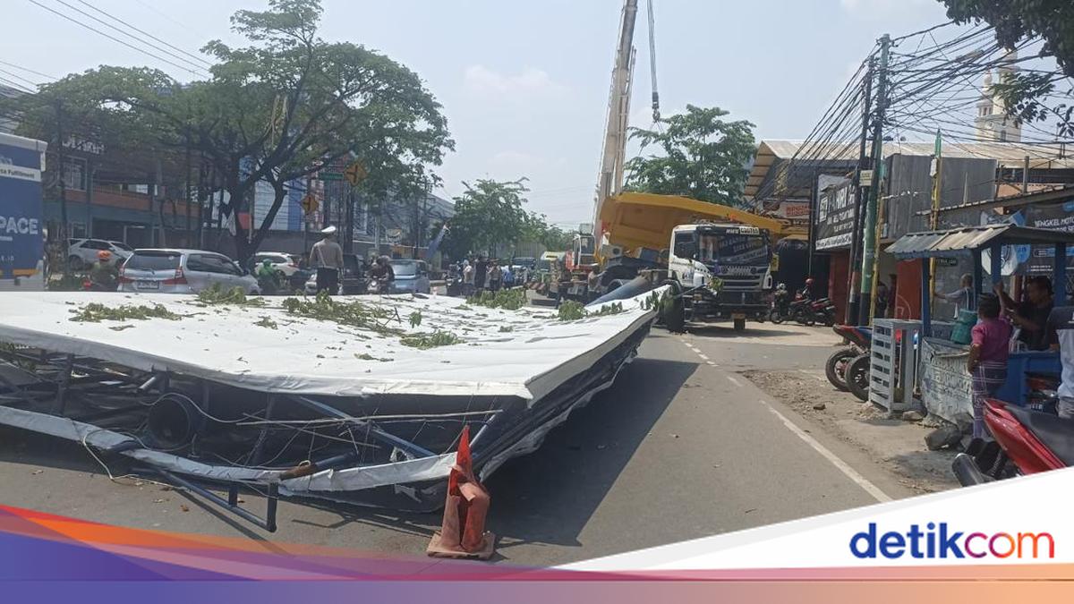 Truk Senggol Baliho hingga Roboh di Pondok Ungu Bekasi, Lalin Tersendat