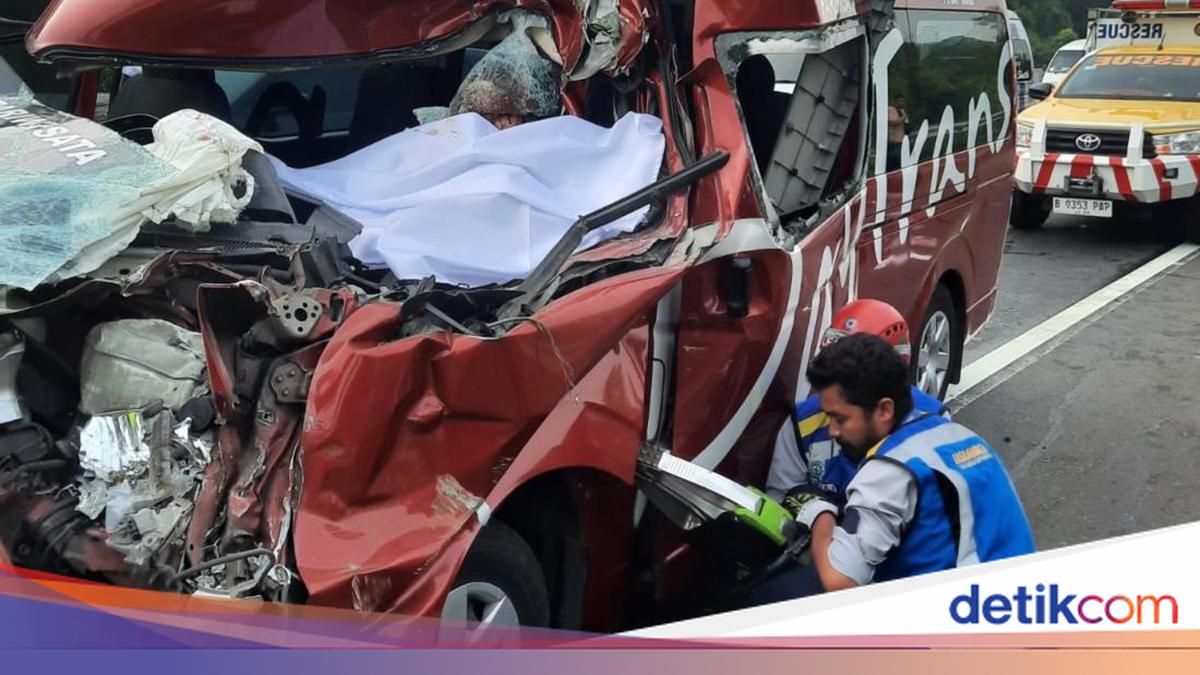 Mobil Travel Tabrak Truk di Tol Purbaleunyi: 1 Orang Tewas, 9 Luka