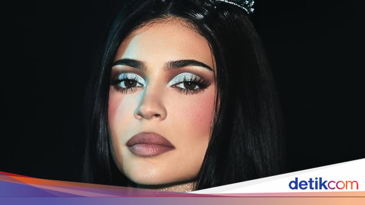 Bukan Aksesori Biasa, Cerita di Balik Tiara Kylie Jenner Karya Rinaldy ...