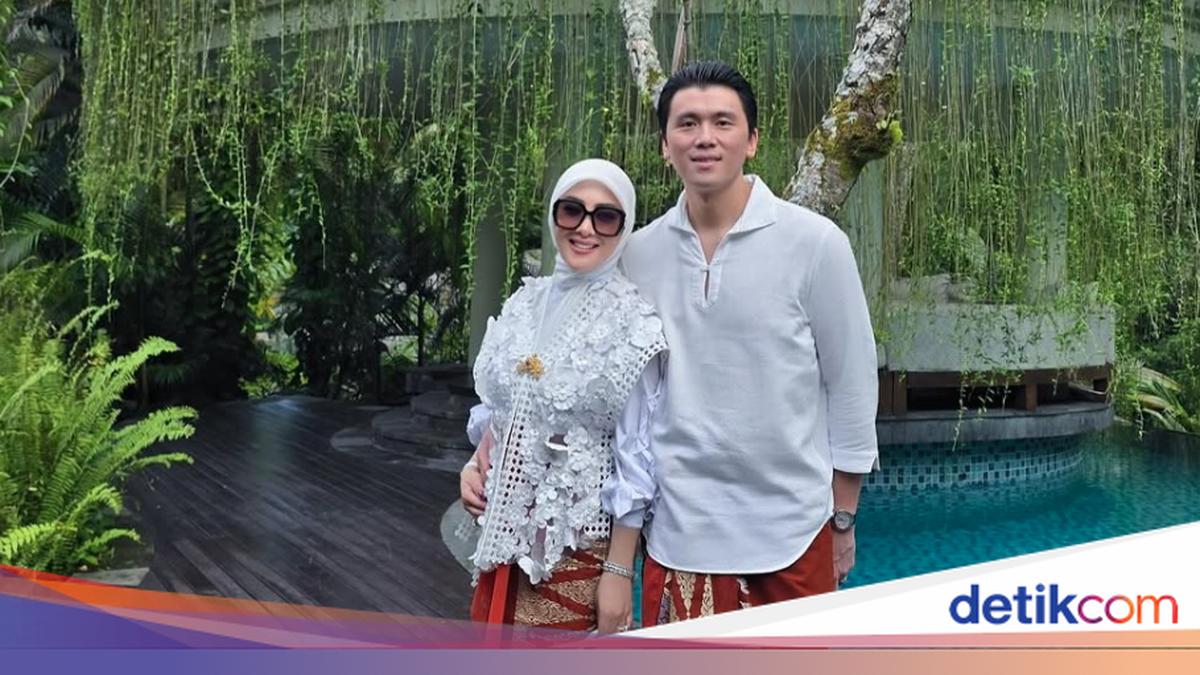 Gaya Syahrini Pose di Resor Mewah Suami, Pakai Kain Songket & Tas Hermes