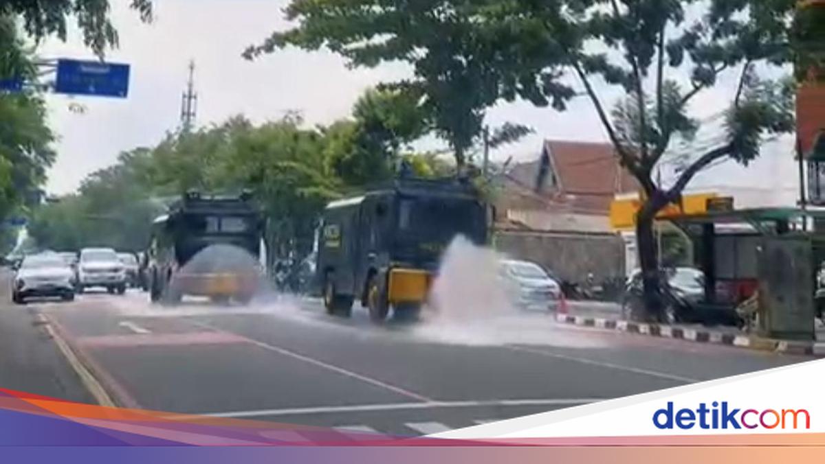 Solo Panas Ngentang-entang, Water Canon Polisi Dikerahkan Semprot Jalan