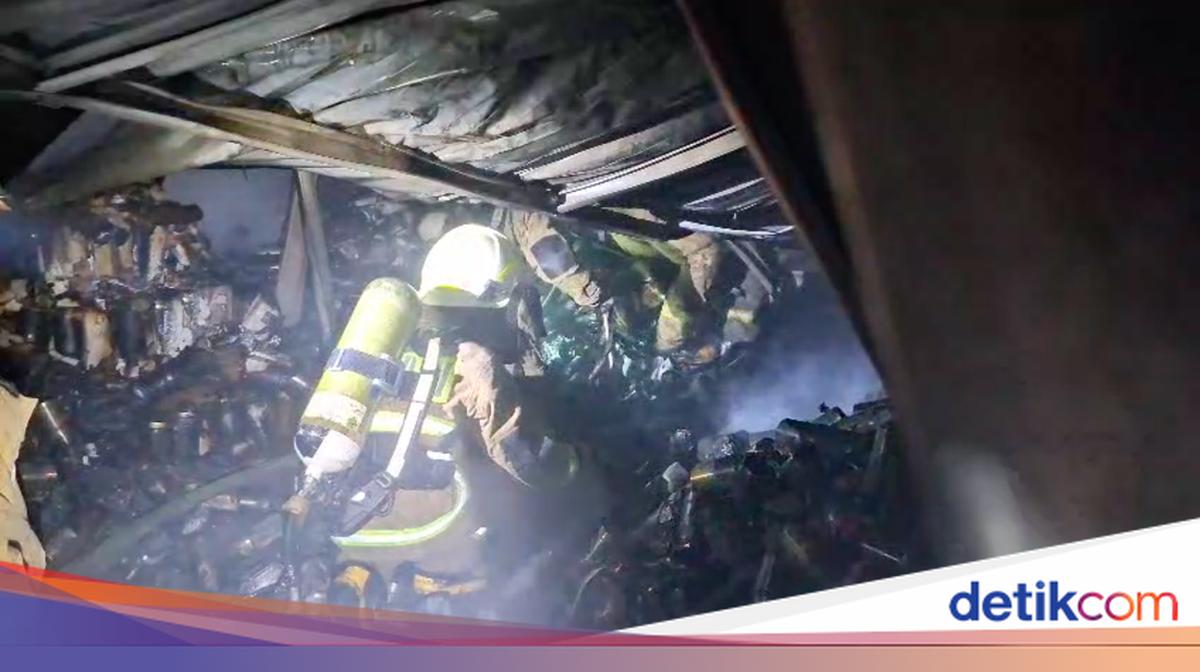 Gudang Paket di Cakung Kebakaran, Diduga Dipicu Korsleting Listrik