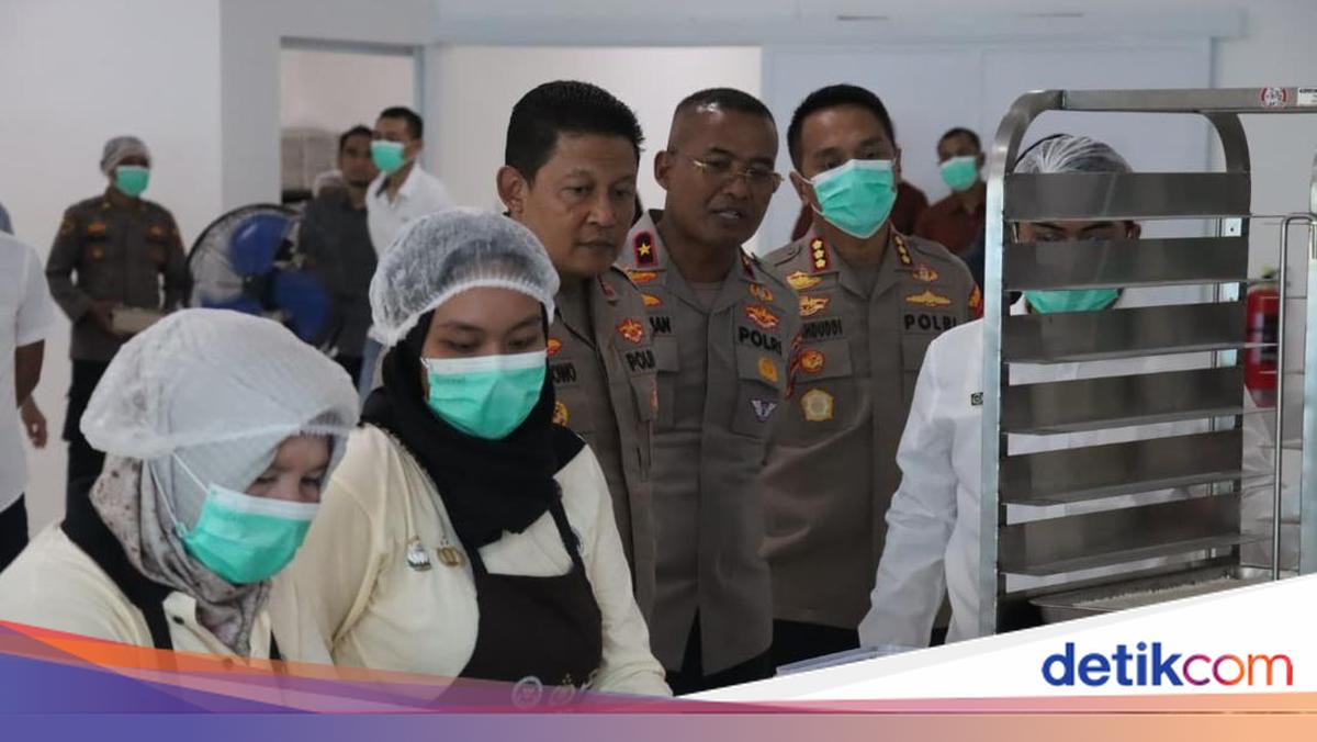 Pastikan Layanan Gizi Siap, Kapolda Jateng Tinjau SPPG Polrestabes Semarang