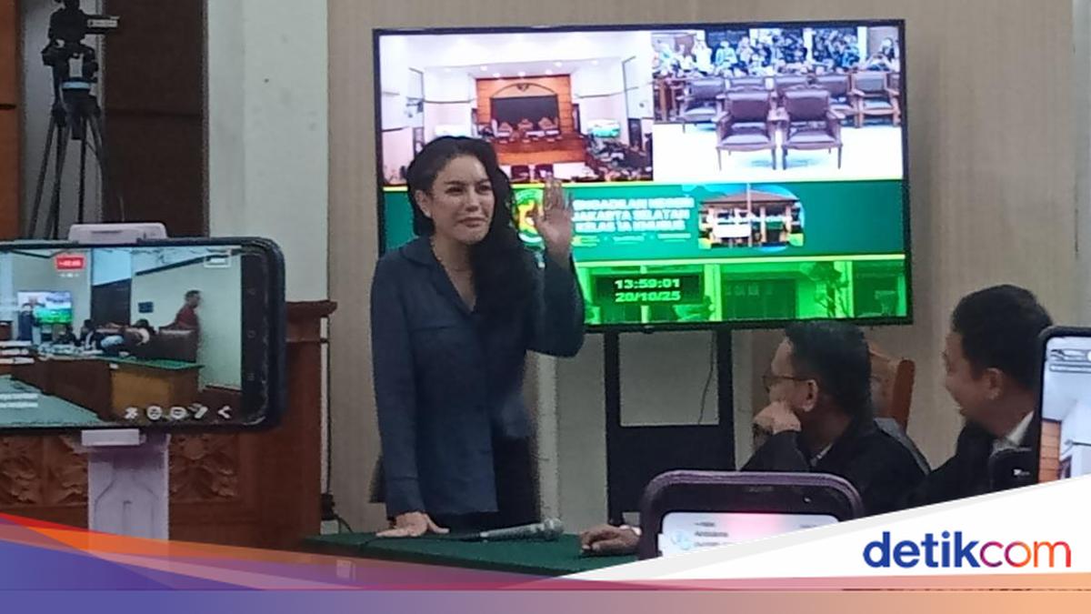 Nikita Mirzani Cuma Salat dan Doa, Yakin Bebas Jelang Sidang Vonis
