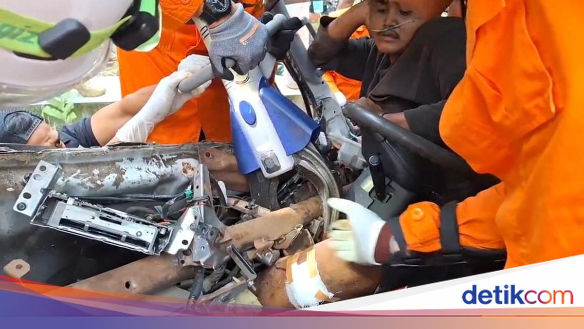 Truk Isi Kayu Terguling di Purbalingga, Evakuasi Sopir Berlangsung Dramatis