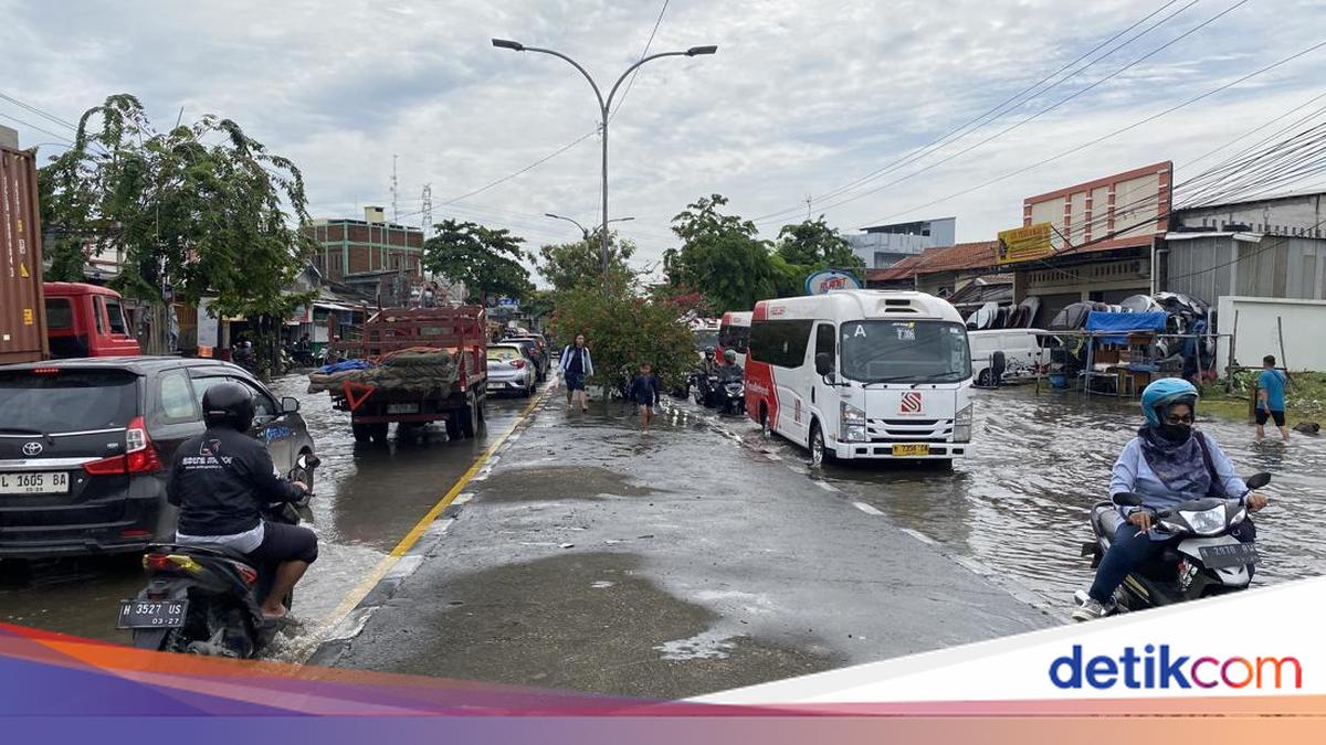 Banjir Jalur Pantura Semarang-Demak Picu Macet hingga 6 Km!
