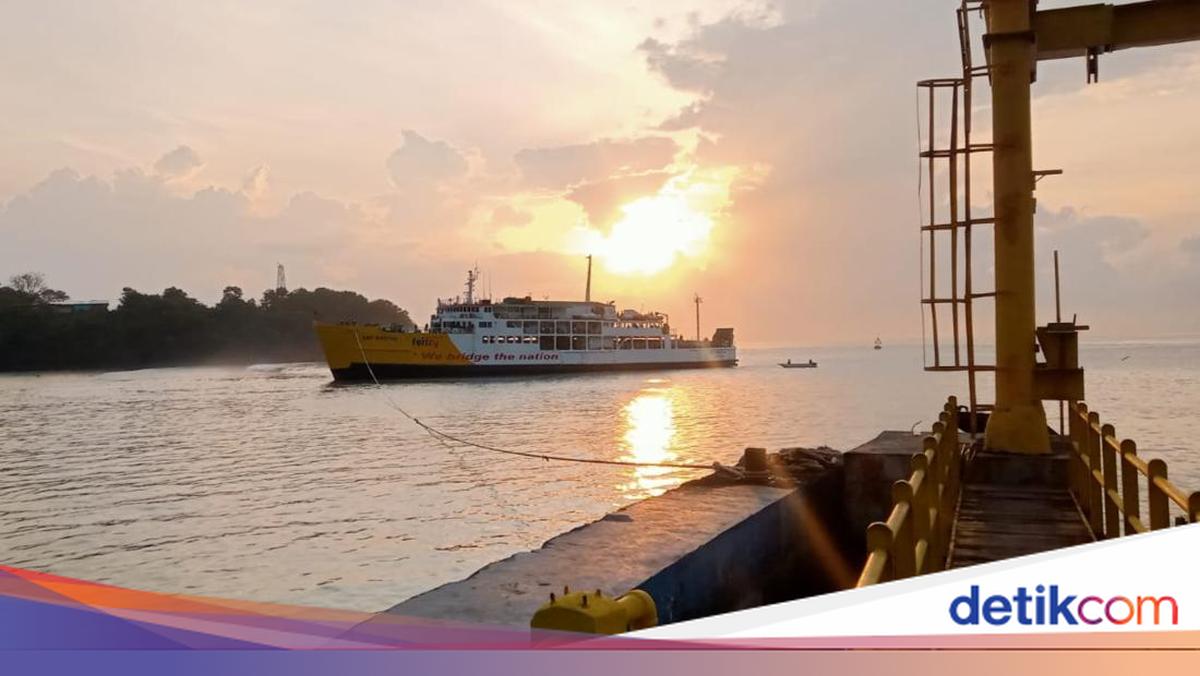 KMP Roditha Kandas Saat Hendak Sandar di Padangbai gegara Air Laut Surut