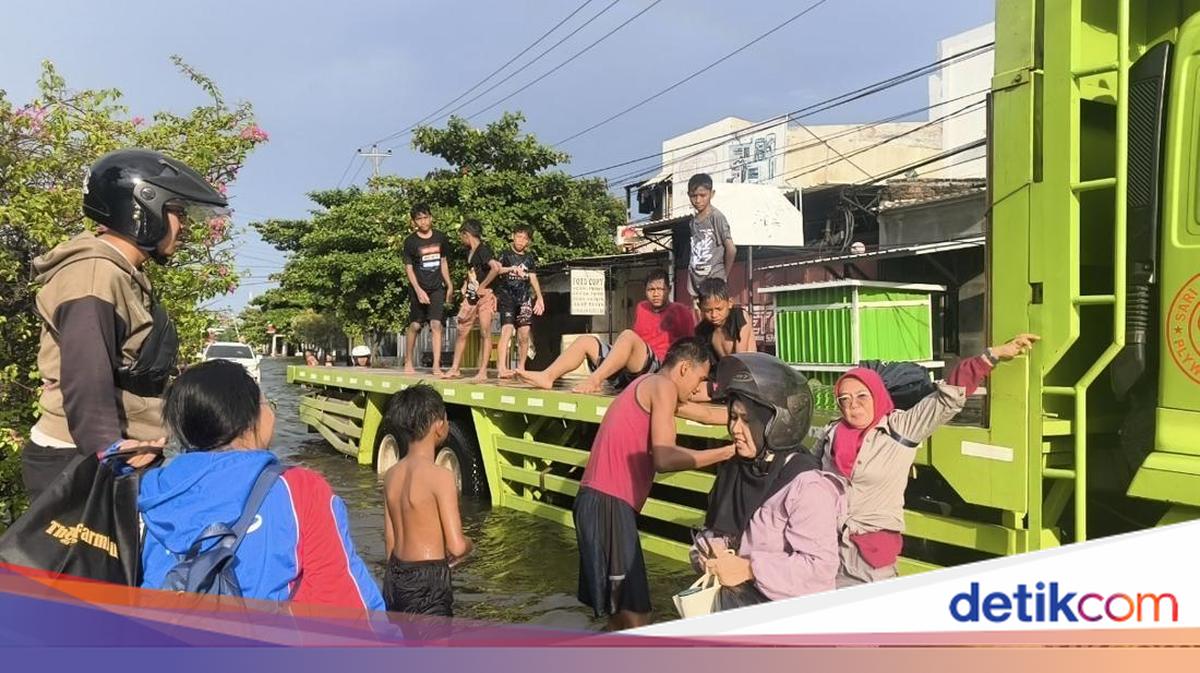 Banjir di Kaligawe Lumpuhkan Akses Motor, Warga-Pekerja Nebeng Tronton