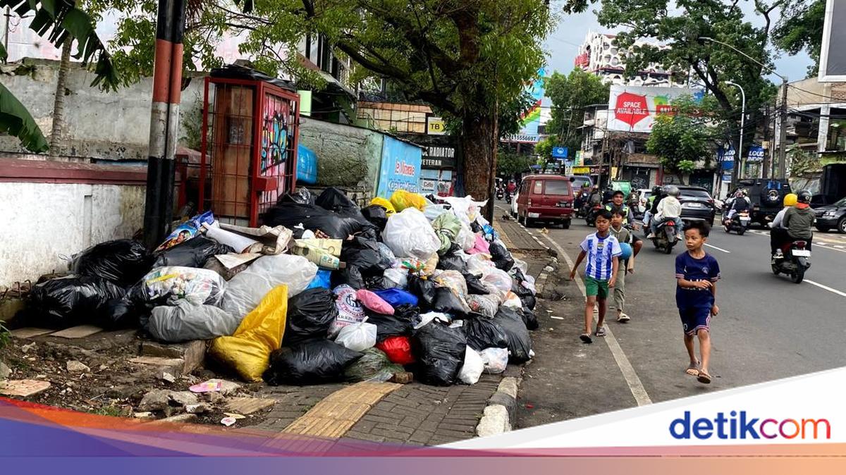 Jorok! Sampah Menumpuk di Jalan Cihampelas Bandung