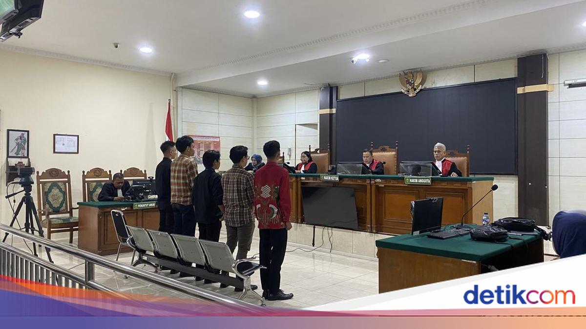 5 Mahasiswa Terdakwa Ricuh May Day Semarang Divonis Penjara 2 Bulan 16 Hari