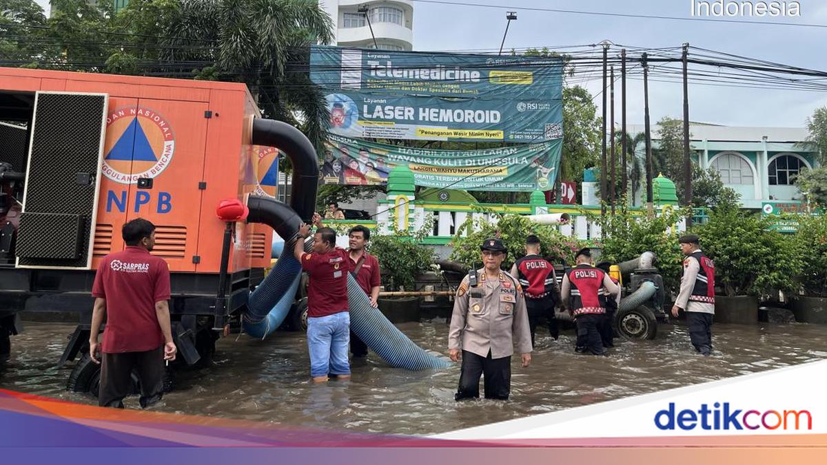 Polda Jateng Terus Bantu Warga hingga Hari Keenam Banjir di Kaligawe