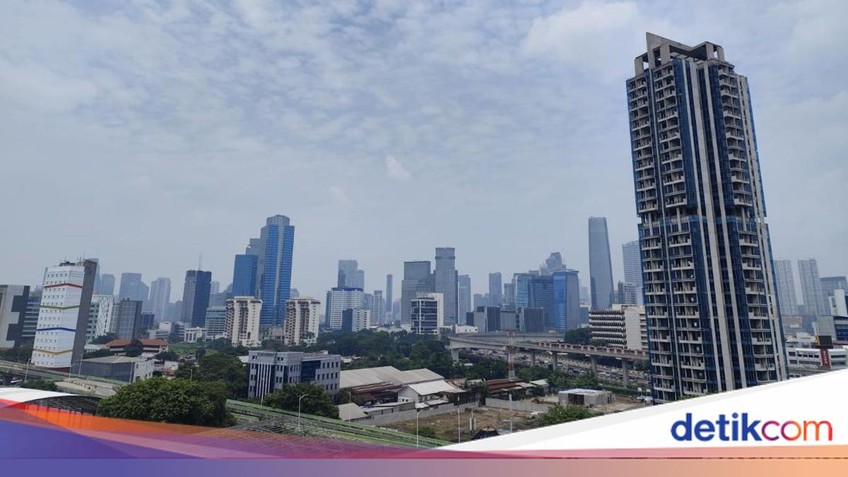 Langit Jakarta Abu-abu Siang Ini, Bagaimana Kualitas Udaranya?