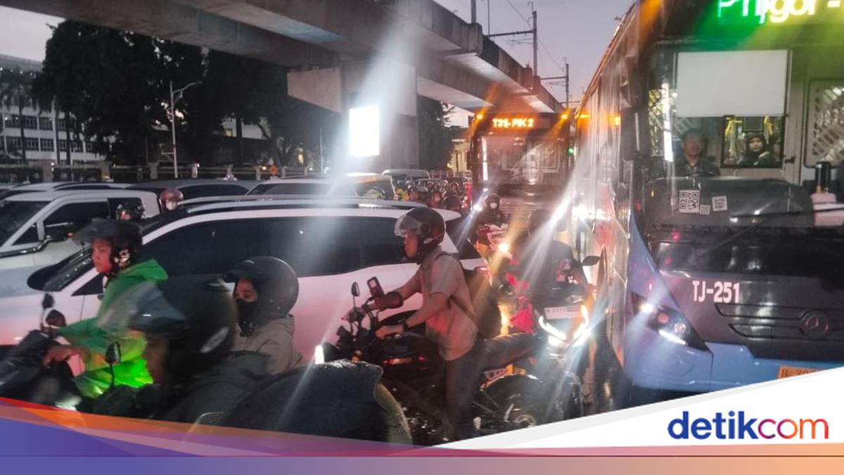 Imbas Banjir, Rute TransJ Blok M-Duren Tiga via Bangka Disetop Sementara
