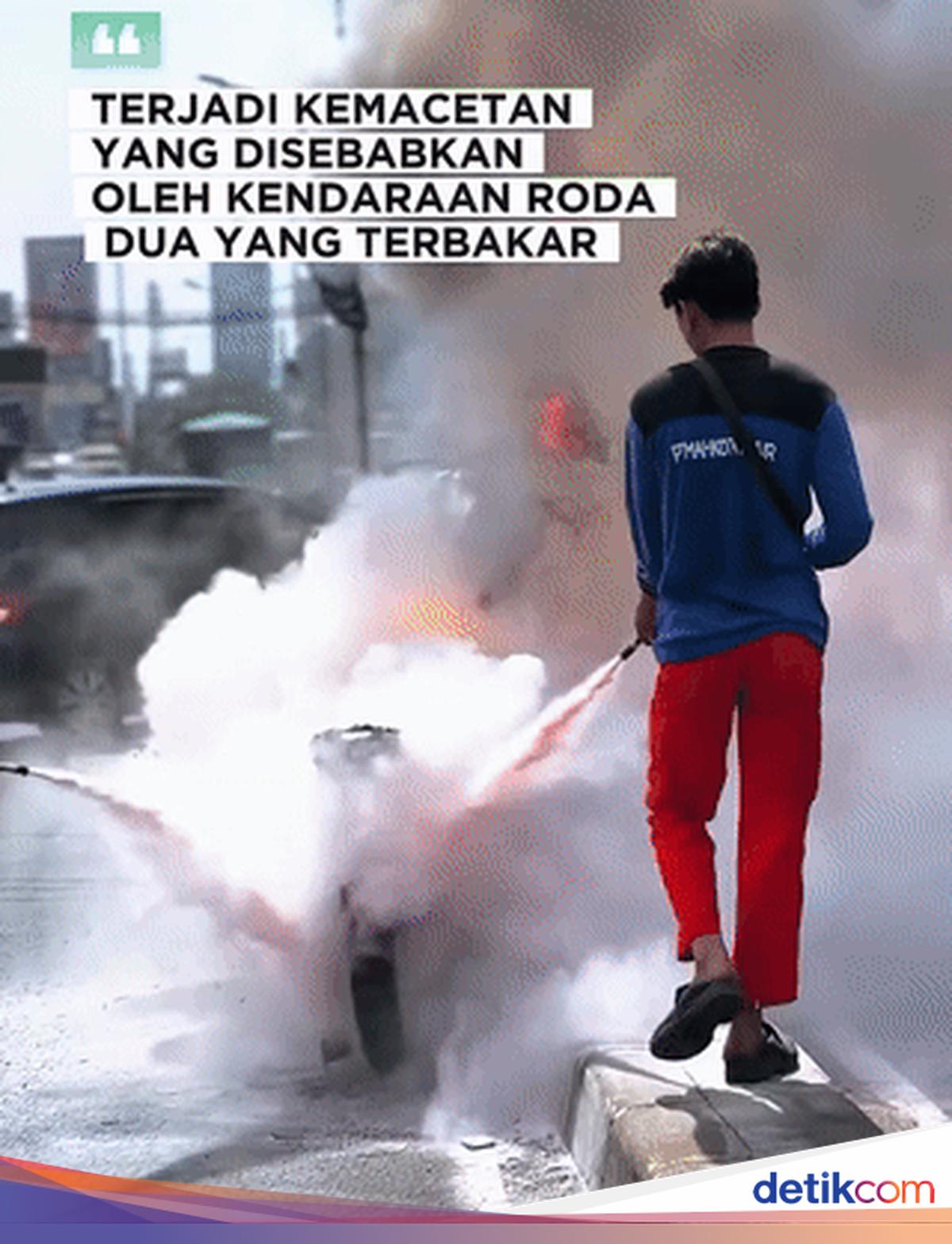 Motor Terbakar di Tengah Jalan Jatiasih Bekasi, Lalin Macet