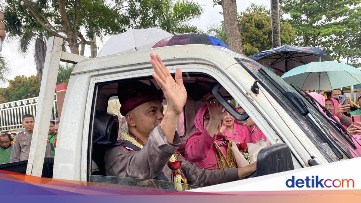 Pamit dari Polda Babel, Irjen Hendro Pandowo dan Istri Naik Pikap