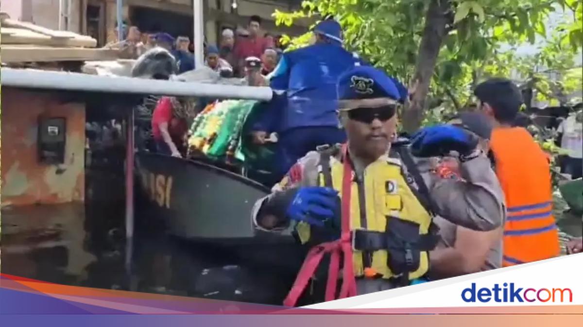 Anggota Polda Jateng Terjang Banjir Bantu Pemakaman Warga Semarang