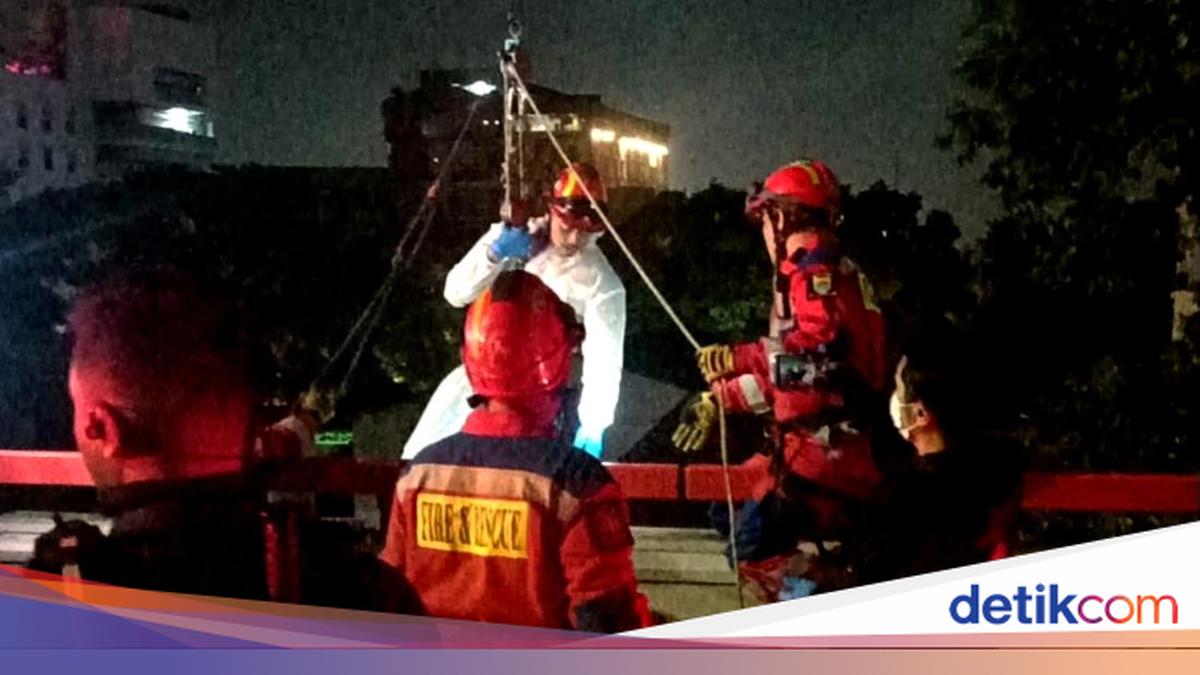 Kisah Petugas Diskar Bandung Evakuasi Korban Bunuh Diri di Flyover Pasopati