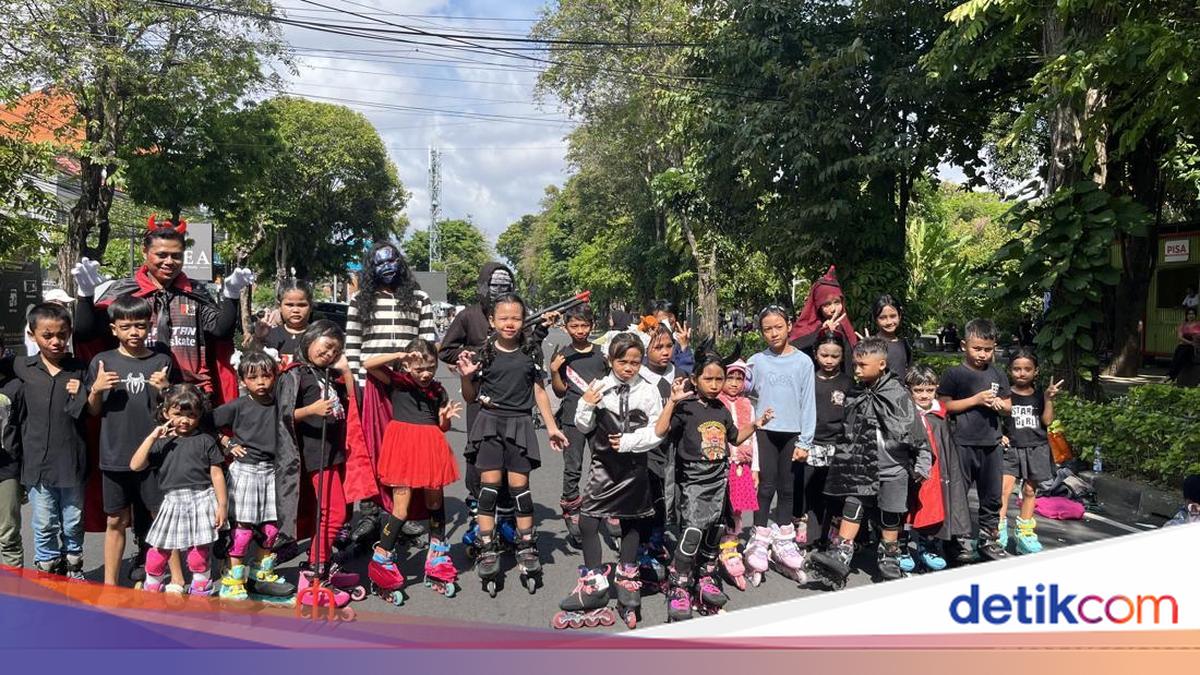 Komunitas Sepatu Roda Kompak Pakai Kostum Halloween di CFD Renon