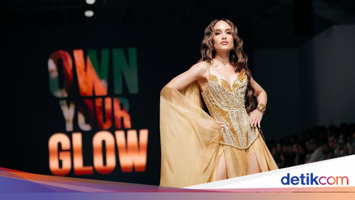 8 Potret Cinta Laura Pakai Gaun Korset Emas di Catwalk, Pesonanya Bak ...
