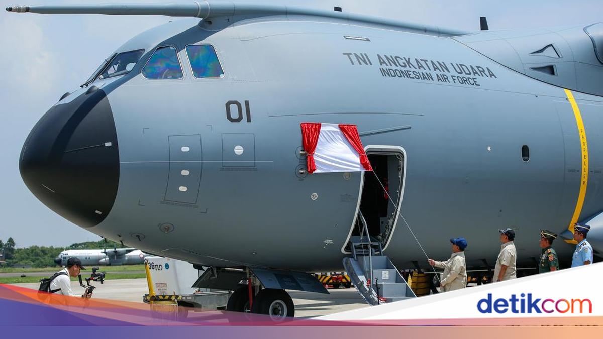 Momen Prabowo Siram Pesawat Baru dengan Air Bunga, Serahkan Simbolis ke ...