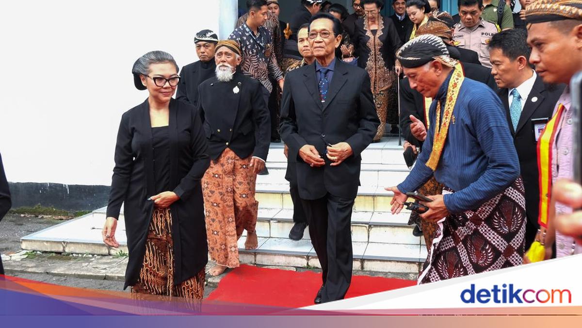 Sri Sultan Hamengkubuwono X Melayat Raja Paku Buwana XIII di Solo