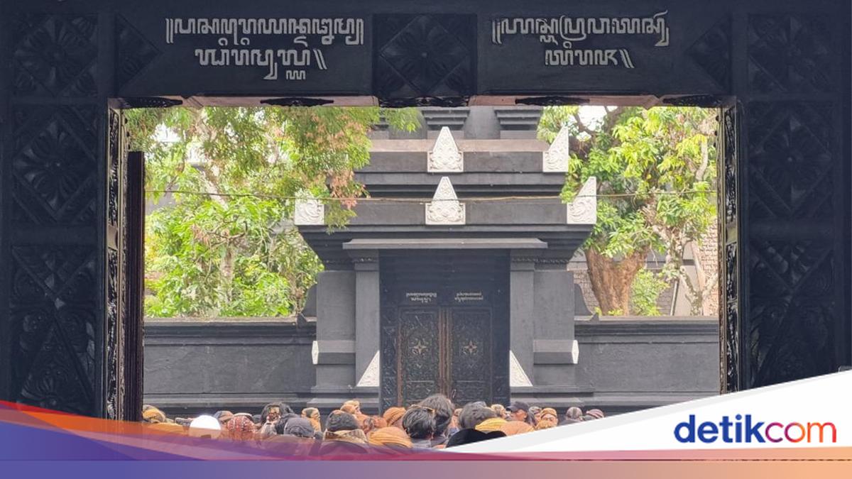 Pemakaman Paku Buwono XIII Digelar Tertutup, Warga Ikut Mendoakan dari Luar