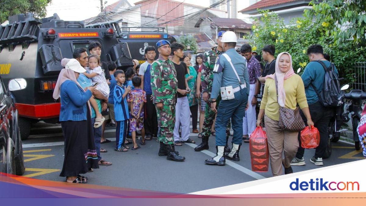 Pasca Tragedi Ledakan di SMAN 72, Warga Ramai Datangi Lokasi Kejadian