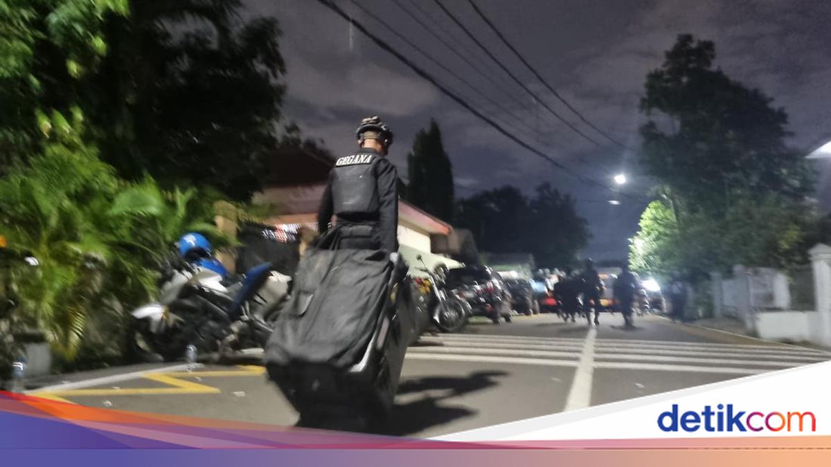 Olah TKP Ledakan SMAN 72 Kelapa Gading Usai, Tim Gegana Bawa Koper Besar