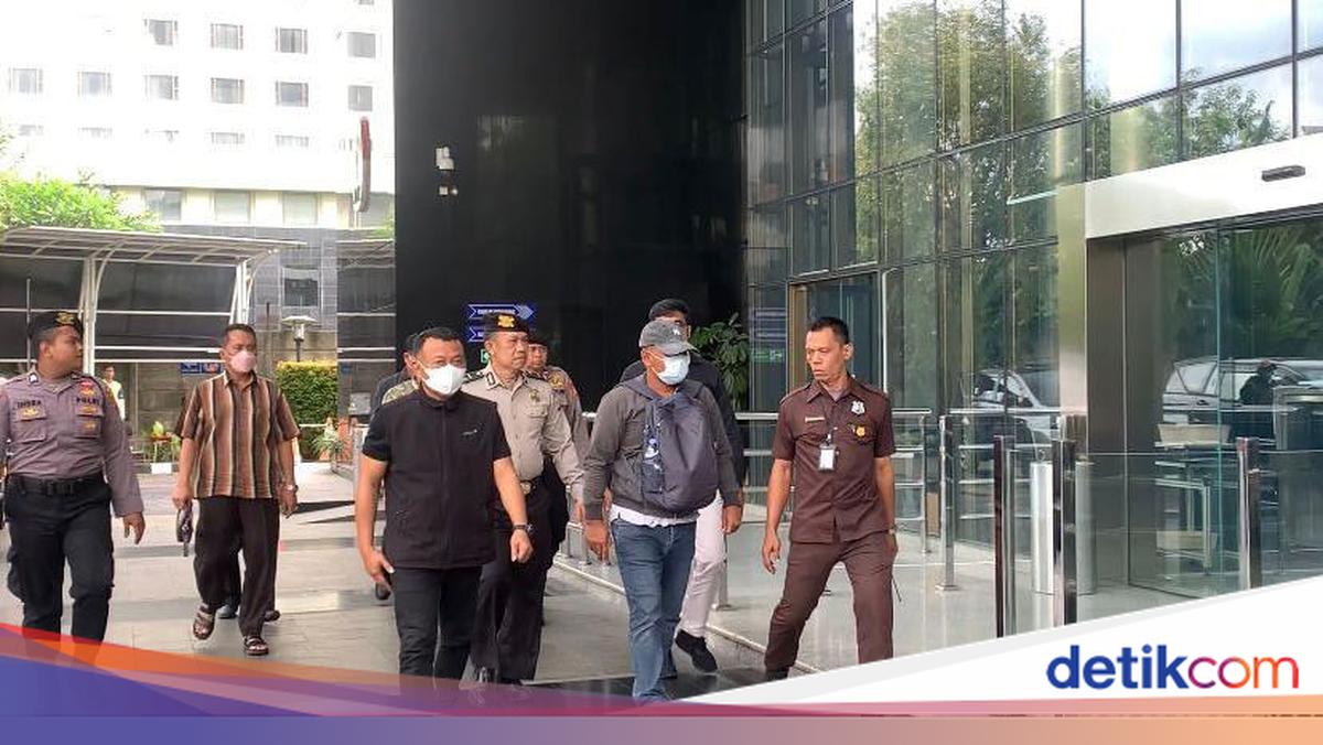 Bupati Ponorogo dkk Tiba di Gedung KPK Usai Kena OTT