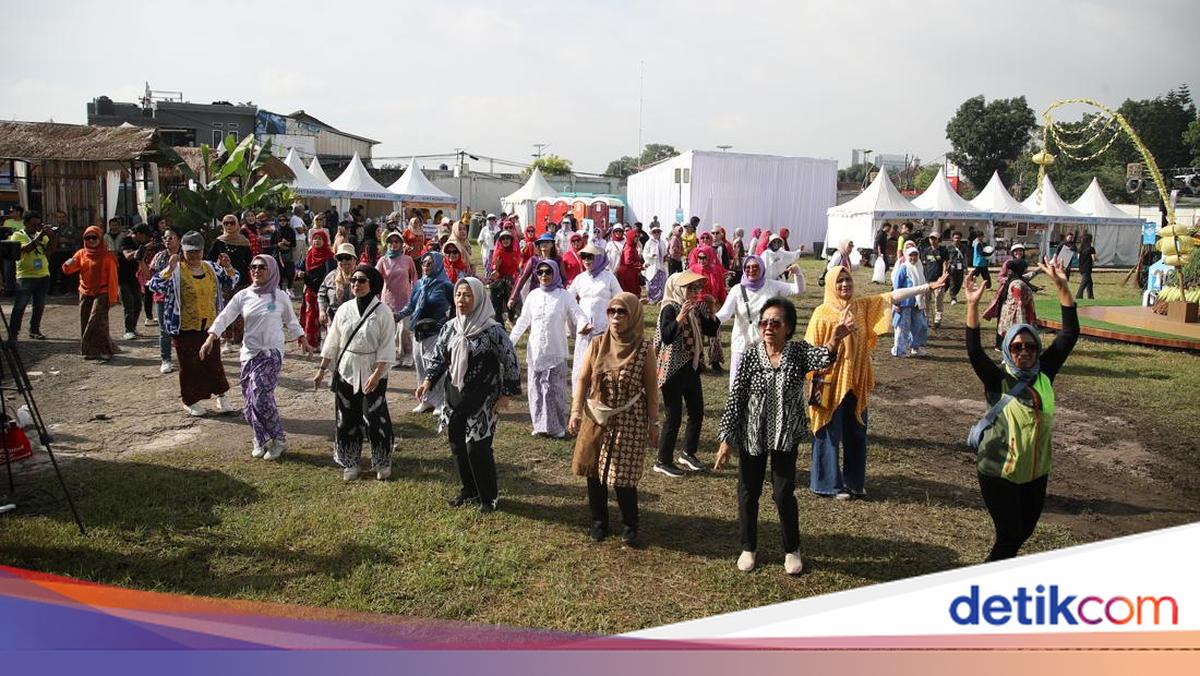 Serunya Ibu-Ibu Berkebaya Senam Pagi di West Java Festival 2025
