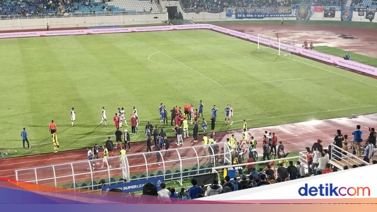 Laga Arema FC vs Persija Diwarnai Kericuhan di Bench
