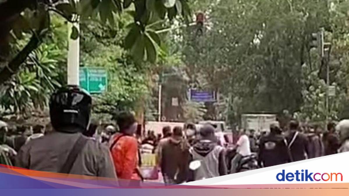 Bentrokan Ormas Vs Debt Collector di Cengkareng hingga Saling Lempar Batu